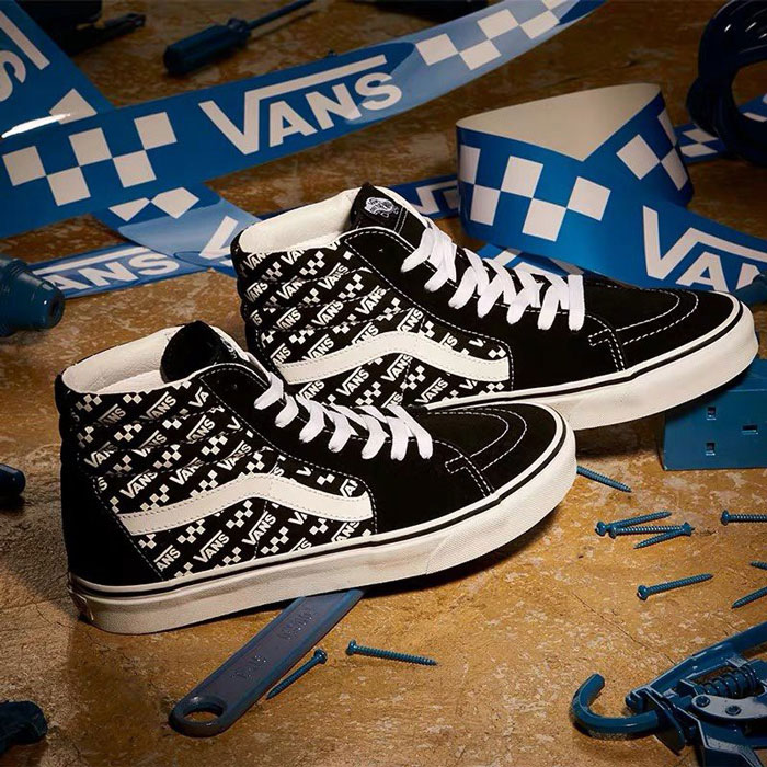 Đi tìm đôi Vans Classic đen vừa đa năng lại chuyên dụng trong mọi hoàn cảnh