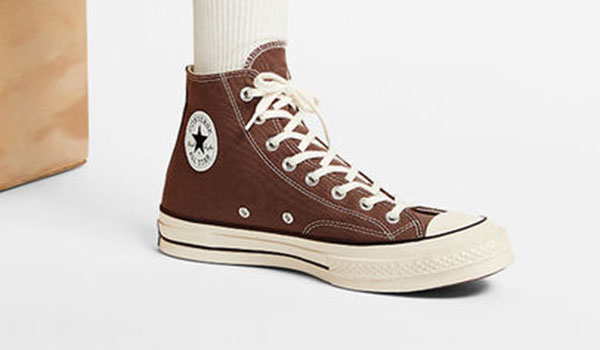 Vẻ đẹp cổ điển nhất định không thể bỏ lỡ của giày Converse nâu