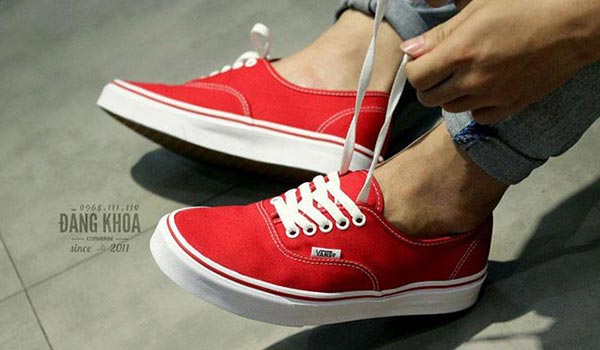 Những đôi giày Vans nữ màu đỏ bắt mắt không nên bỏ qua trong mùa này
