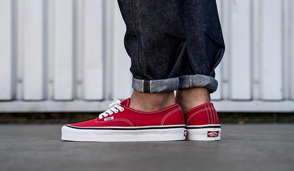 Khuấy đảo mùa hè rực lửa bằng giày Vans nam đỏ