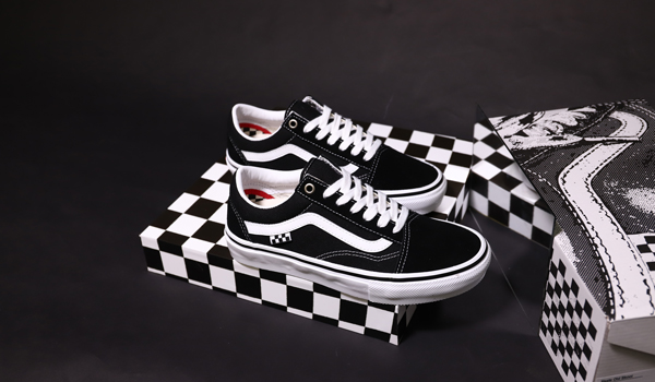 Lộ diện những đôi giày Vans màu đen basic nhưng cực cuốn hút